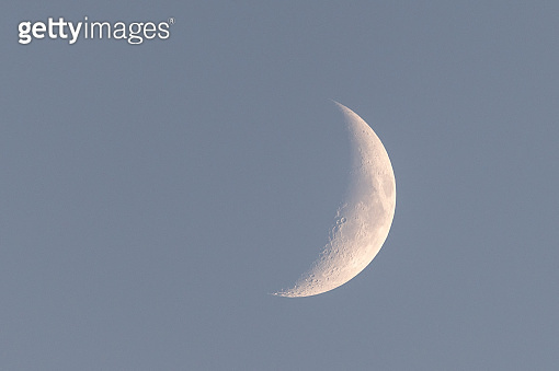 Crescent moon in a cloudless sky during the daytime (1323751217) - 게티이미지뱅크