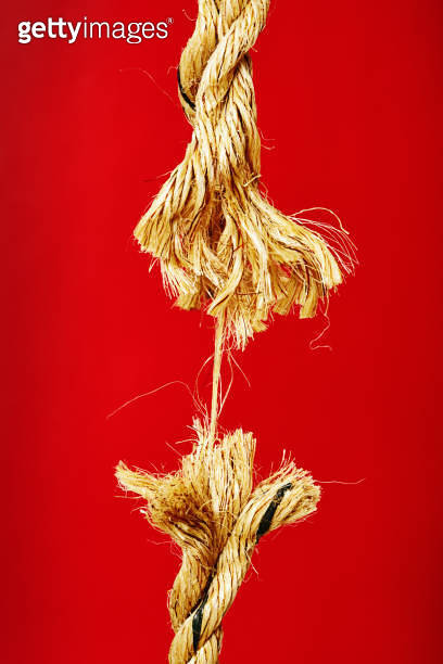 Hanging by a thread: frayed rope about to break 이미지 (1331081704) - 게티이미지뱅크