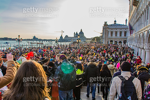 Huge crowd at Venetian Carnival in Venice, Italy 이미지 (1325709506) - 게티이미지뱅크