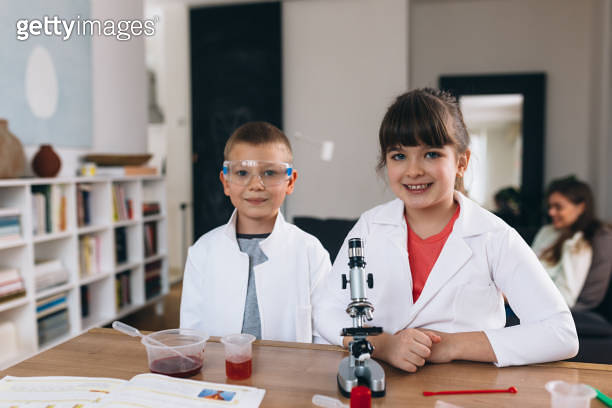 brother and sister do science experiments at home 이미지 (1301345082) - 게티 ...