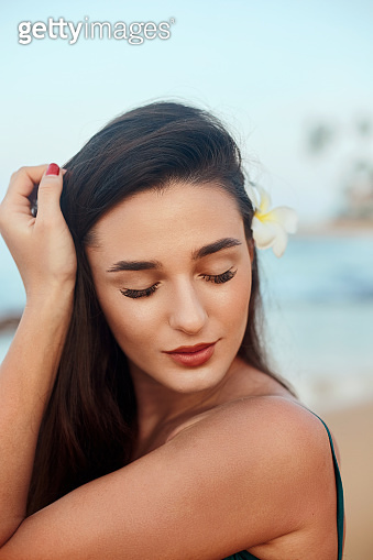 Beauty portrait of female face with natural skin on the sea. Beautiful ...