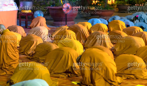Monks and Buddhists are reverently bowing to Buddha (1334991103) - 게티이미지뱅크