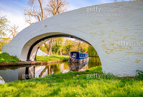 Narrow boat at Lady Capel’s Bridge (Grand Union Canal Bridge No 163 ...