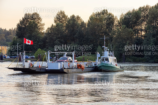 Barnston Island Ferry going across Fraser River 이미지 (1334522191) - 게티이미지뱅크