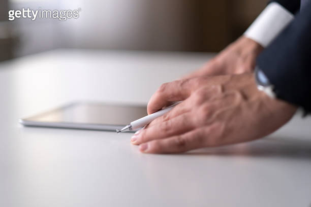 Businessman Signing Digital Contract On Tablet Using Stylus Pen 이미지 ...