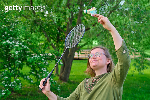 Adult woman playing badminton on the lawn in the park, portrait 이미지 ...