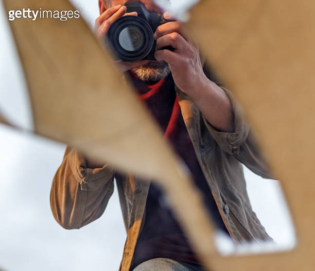 selfie on broken mirrors outdoors at sunset 이미지 (1360507034) - 게티이미지뱅크