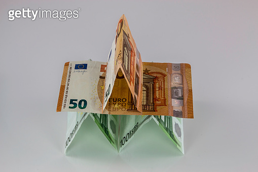 A tiny building made of different Euro banknotes (1293879293) - 게티이미지뱅크