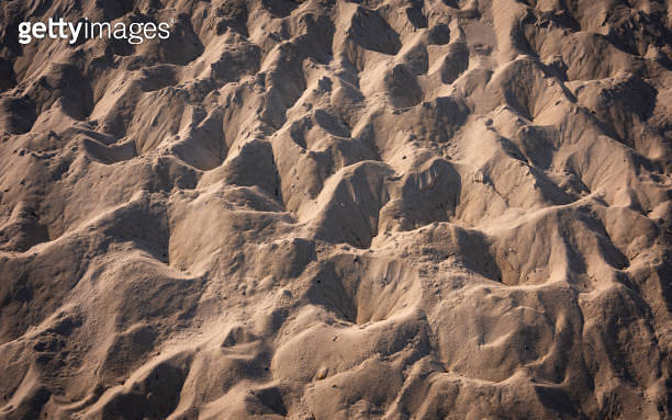 Abstract geometry of footprints over sand dune on Cape Cod beach 이미지 ...