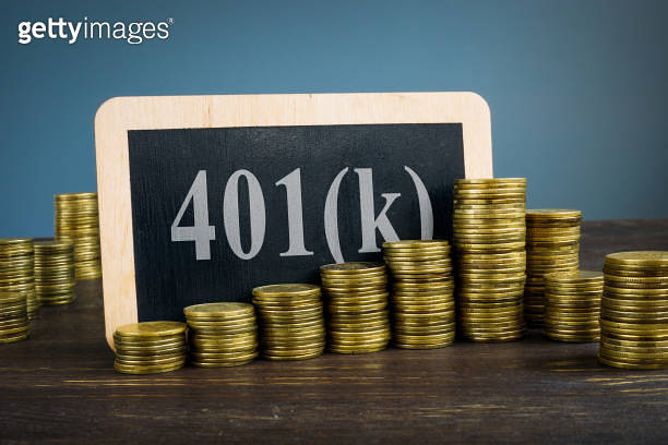 Plate with 401k plan words and coins as symbol of retirement plan. 이미지 ...