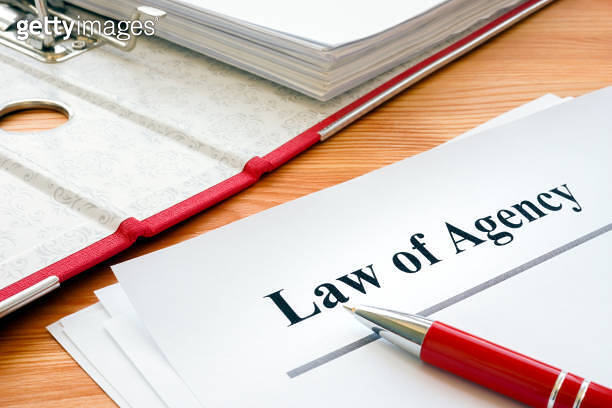 Law of agency papers near folder with contract. 이미지 (1309734191) - 게티이미지뱅크