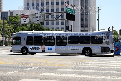 Los Angeles Metro Silver Line Bus at Union Station (1326994503) - 게티이미지뱅크