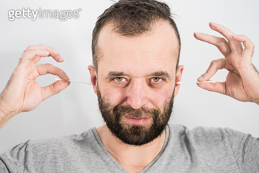Man removing wax from ear using Q-tip 이미지 (1341401931) - 게티이미지뱅크