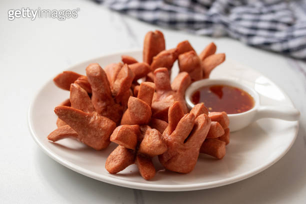 Close-up, crispy sausage with spicy chili sauce 이미지 (1312961425) - 게티이미지뱅크