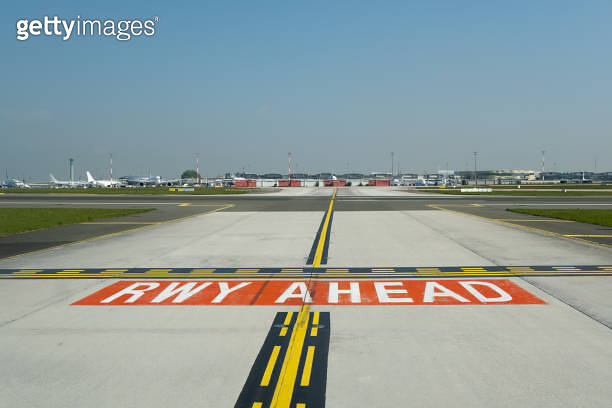 Runway holding point 이미지 (1336710773) - 게티이미지뱅크