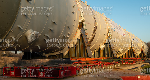 A huge element built by HYUNDAI, weighing 890 tons, splitter ...