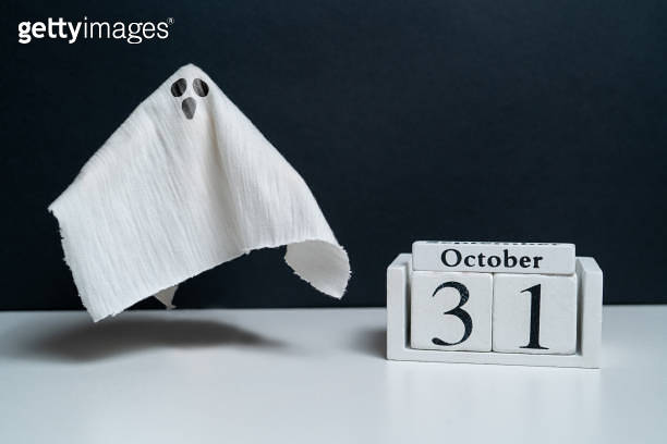 Surprised ghost next to October calendar. Halloween holiday. 이미지 ...