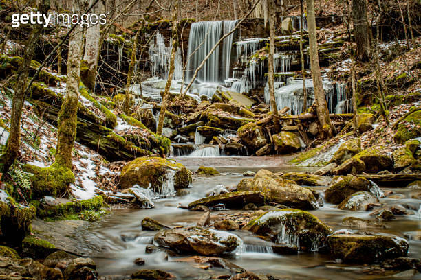 Ice and snow covered creek and waterfalls in West Virginia 이미지 (1304124698) - 게티이미지뱅크