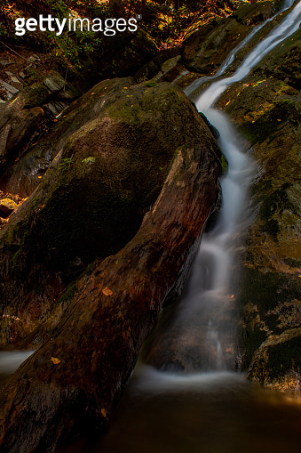 Cascading waterfall in the Blue Ridge mountains 이미지 (1355144734) - 게티이미지뱅크