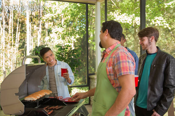 Multi ethnic group of young men at a cook out. 이미지 (1312135736) - 게티이미지뱅크