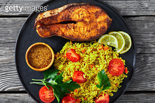 oven baked salmon steak with yellow rice 이미지 (1360325829) - 게티이미지뱅크