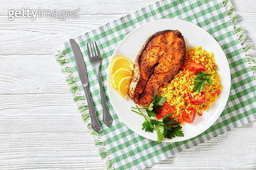 oven baked salmon steak with yellow rice (1360585139) - 게티이미지뱅크