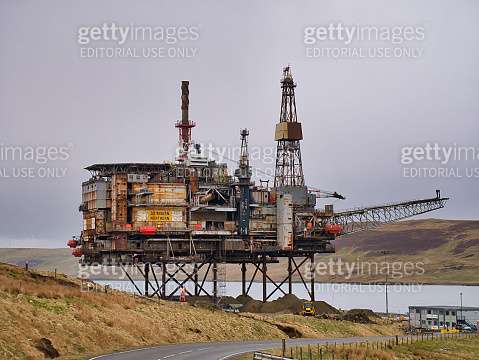 The 14,200 tonne top structure of the Ninian Northern offshore oil ...
