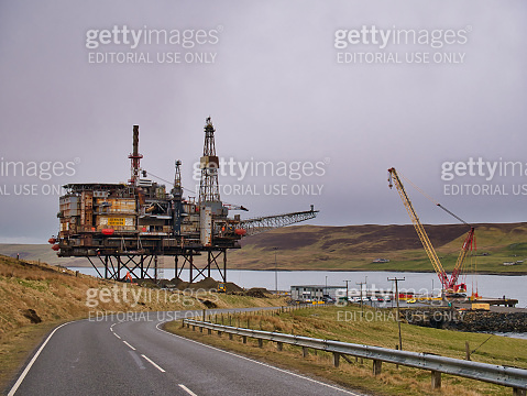 The 14,200 tonne top structure of the Ninian Northern offshore oil ...