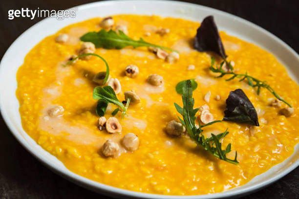 Saffron yellow risotto with vegetable garnish 이미지 (1358770575) - 게티이미지뱅크