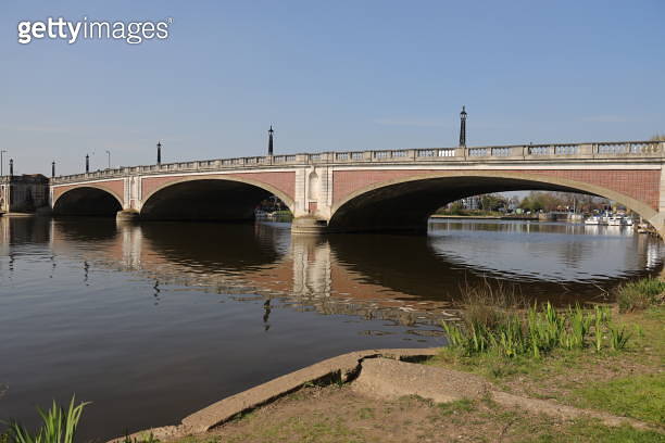 Hampton court bridge on the River Thames 이미지 (1315783915) - 게티이미지뱅크