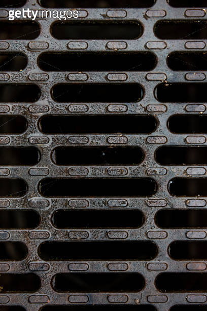 Iron hatch from the channel or sewer (1297755313) - 게티이미지뱅크