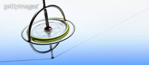 Spinning Gyroscope Balancing On A String (1304729763) - 게티이미지뱅크
