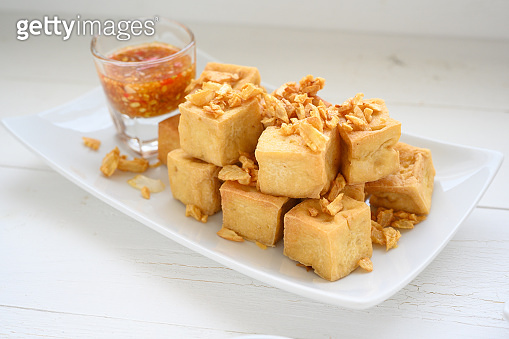 Deep fried tofu is cut into square balls on plate (1319163510) - 게티이미지뱅크
