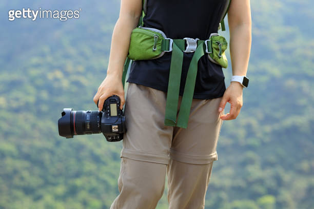 Woman photographer taking pictures in spring mountain 이미지 (1311610241 ...