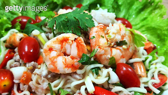 Instant noodle spicy salad with seafood. Yum Mama Salad with Shrimp ...