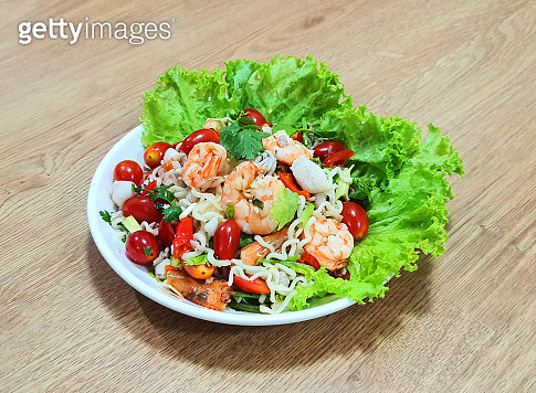 Instant noodle spicy salad with seafood. Yum Mama Salad with Shrimp ...