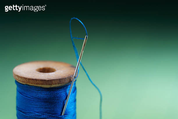 Spool of Blue Thread and Needle 이미지 (1300677036) - 게티이미지뱅크