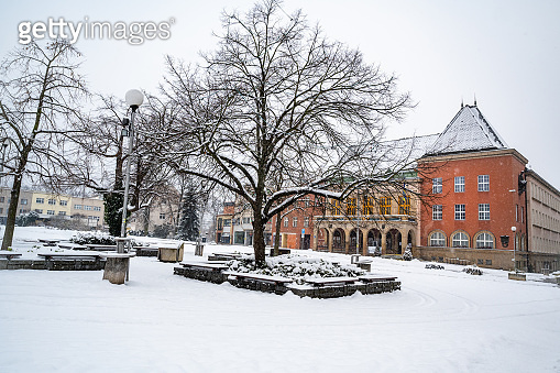Snow on Peace square, red building of city hall in winter morning 이미지 ...