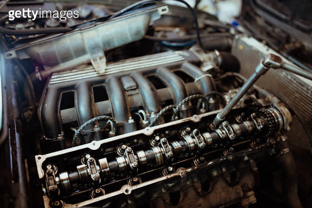 car engine repair, pulling cylinder head bolts with a torque wrench 이미지 ...