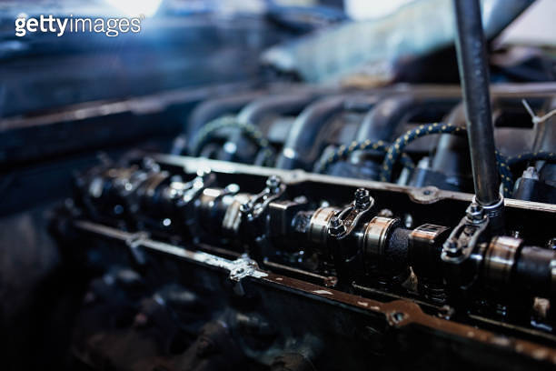 car engine repair, pulling cylinder head bolts with a torque wrench 이미지 ...