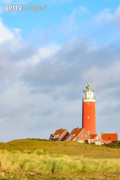 Texel lighthouse in the dunes during a stormy autumn night 이미지 ...
