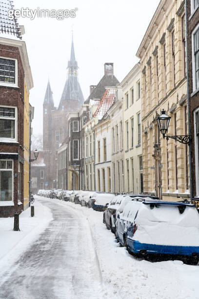 Snowy winter scenes in the streets of Zwolle in The Netherlands 이미지 ...