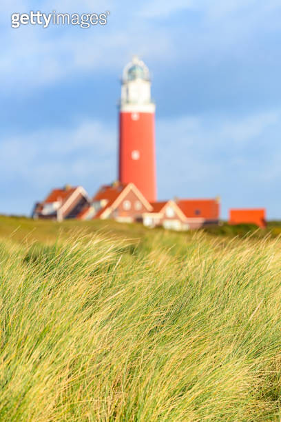 Texel lighthouse in the dunes during a stormy autumn night 이미지 ...