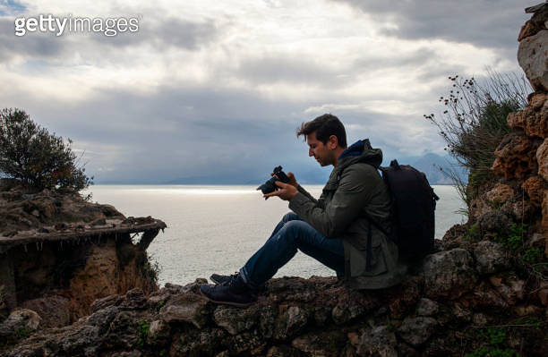 Male photographer taking landscape snaps outdoor on an overcast day 이미지 ...