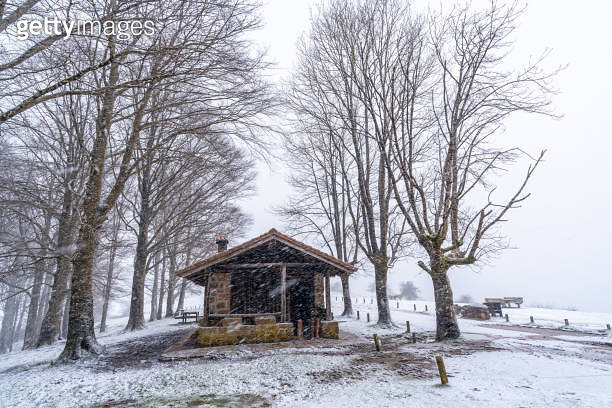 Beautiful refuge of the aizkorri mountain in gipuzkoa. Snowy landscape ...