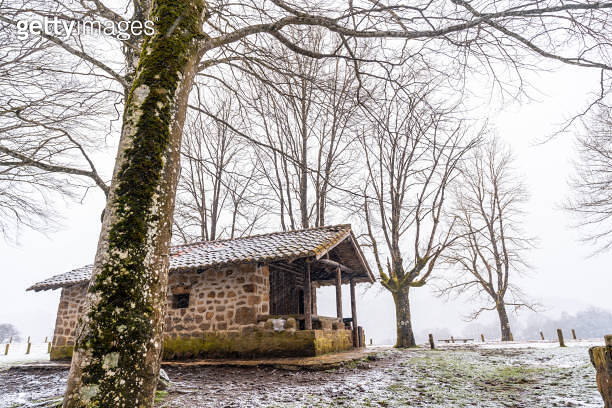 Refuge of mount aizkorri in gipuzkoa. Snowy landscape by winter snows ...