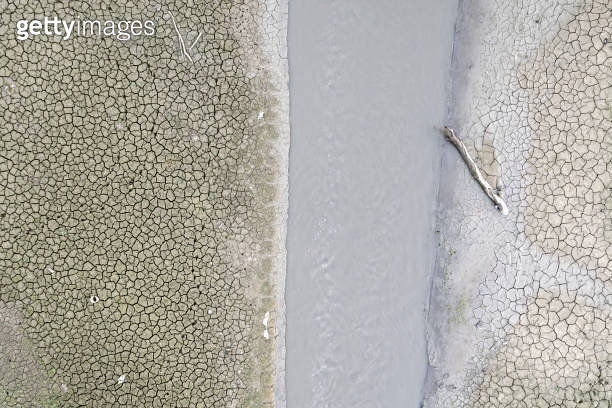 Dirty bottom of a dried-up lake. Ecological problems (1352346644) - 게티이미지뱅크