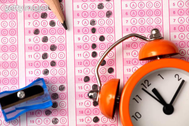 Multiple choice test with clock Time concept in exam (1316996897) - 게티이미지뱅크