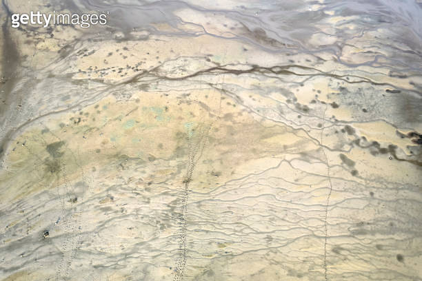 Dirty bottom of a dried-up lake. Ecological problems (1351110160) - 게티이미지뱅크