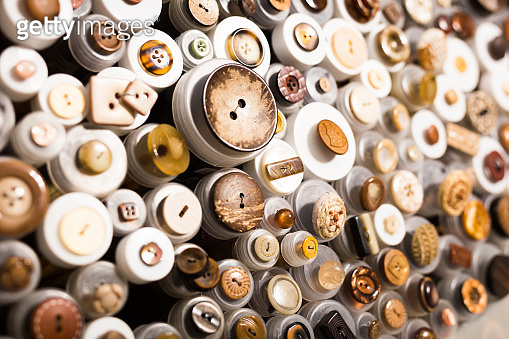 Buttons in plastic containers in store (1347442547) - 게티이미지뱅크